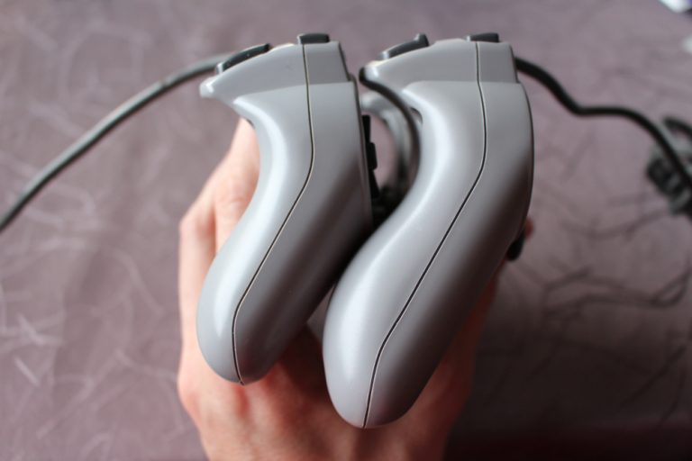 L’histoire de la manette Sony Dual Analog PS1, le chaînon manquant ...